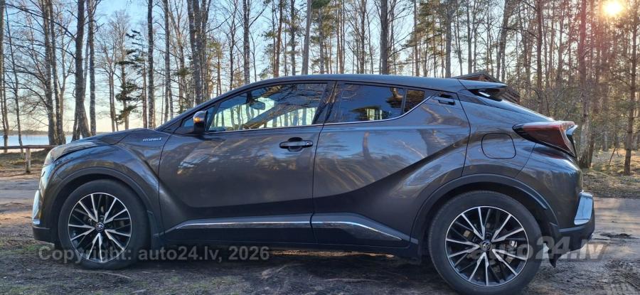 Pelēks Toyota C-HR 2018 Tallina, ar dzinēja tilpumu 1.80 L un nobraukumu 104 tūkst. km par 18500 €, foto 5 vietnē AUTOMOTO.COM.LV