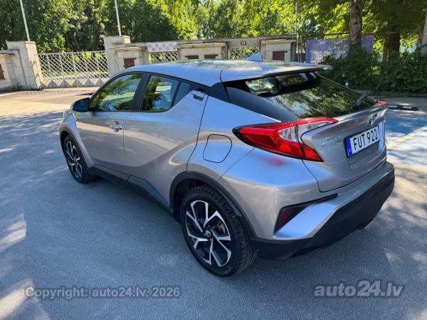 Pelēks Toyota C-HR 2018 Tallina, ar dzinēja tilpumu 1.80 L un nobraukumu 105 tūkst. km par 13500 €, foto 2 vietnē AUTOMOTO.COM.LV