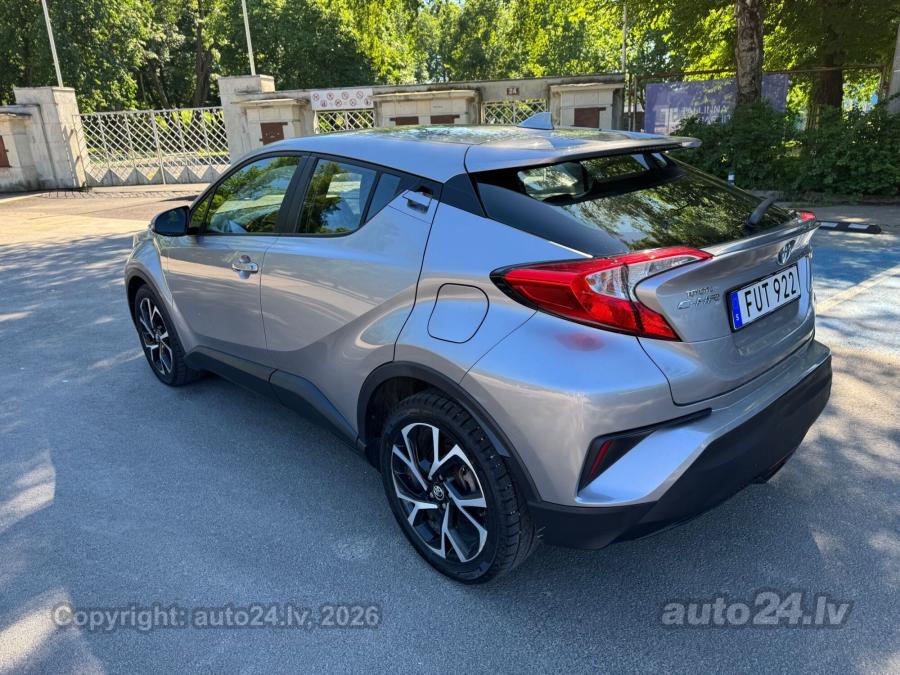Серый Тойота C-HR 2018 в Таллин, объемом двигателя 1.80 л и пробегом 105 тыс. км за 13500 €, фото 3 на AUTOMOTO.COM.LV