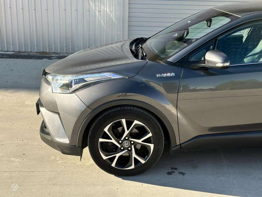 Grey Toyota C-HR 2018 in Klaipeda, with an engine capacity of 1.80 L and mileage of 140 thousand km for 17300 €, photo 5 on AUTOMOTO.COM.LV