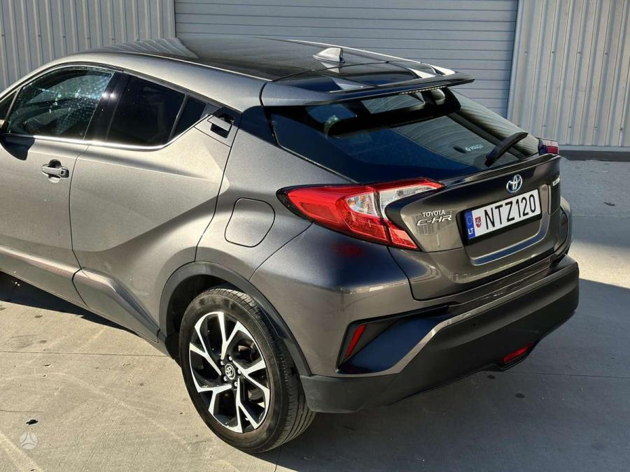 Grey Toyota C-HR 2018 in Klaipeda, with an engine capacity of 1.80 L and mileage of 140 thousand km for 17300 €, photo 8 on AUTOMOTO.COM.LV