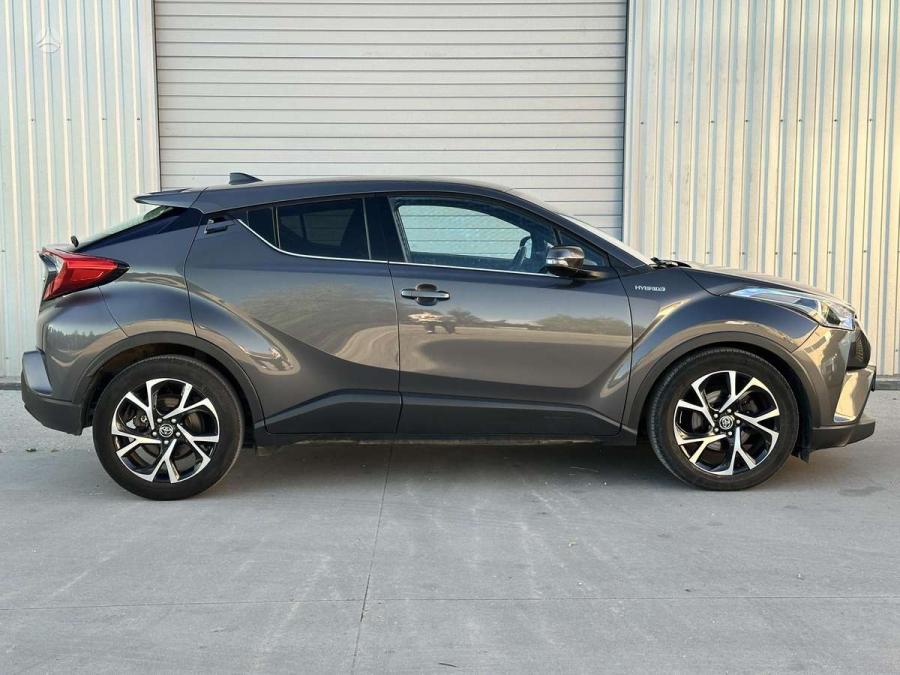 Grey Toyota C-HR 2018 in Klaipeda, with an engine capacity of 1.80 L and mileage of 140 thousand km for 17300 €, photo 15 on AUTOMOTO.COM.LV
