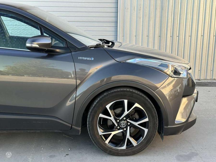 Grey Toyota C-HR 2018 in Klaipeda, with an engine capacity of 1.80 L and mileage of 140 thousand km for 17300 €, photo 17 on AUTOMOTO.COM.LV