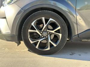 Grey Toyota C-HR 2018 in Klaipeda, with an engine capacity of 1.80 L and mileage of 140 thousand km for 17300 €, photo 23 on AUTOMOTO.COM.LV