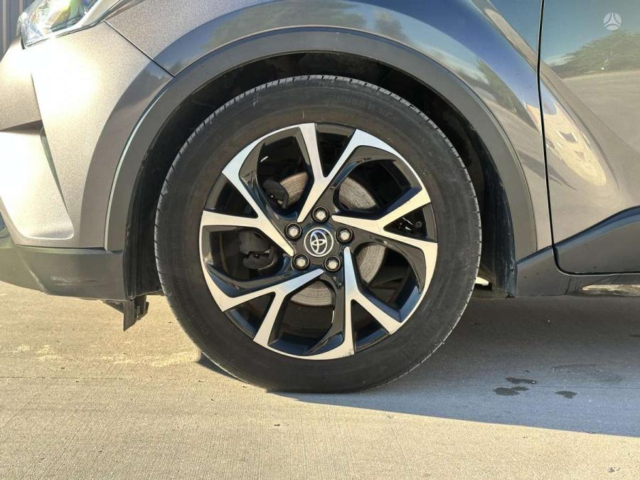 Grey Toyota C-HR 2018 in Klaipeda, with an engine capacity of 1.80 L and mileage of 140 thousand km for 17300 €, photo 23 on AUTOMOTO.COM.LV