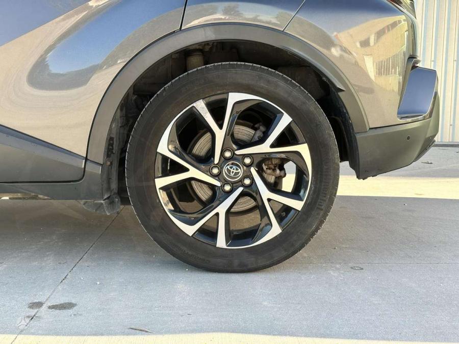 Grey Toyota C-HR 2018 in Klaipeda, with an engine capacity of 1.80 L and mileage of 140 thousand km for 17300 €, photo 24 on AUTOMOTO.COM.LV