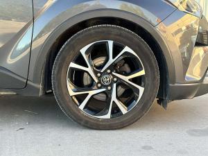 Grey Toyota C-HR 2018 in Klaipeda, with an engine capacity of 1.80 L and mileage of 140 thousand km for 17300 €, photo 26 on AUTOMOTO.COM.LV