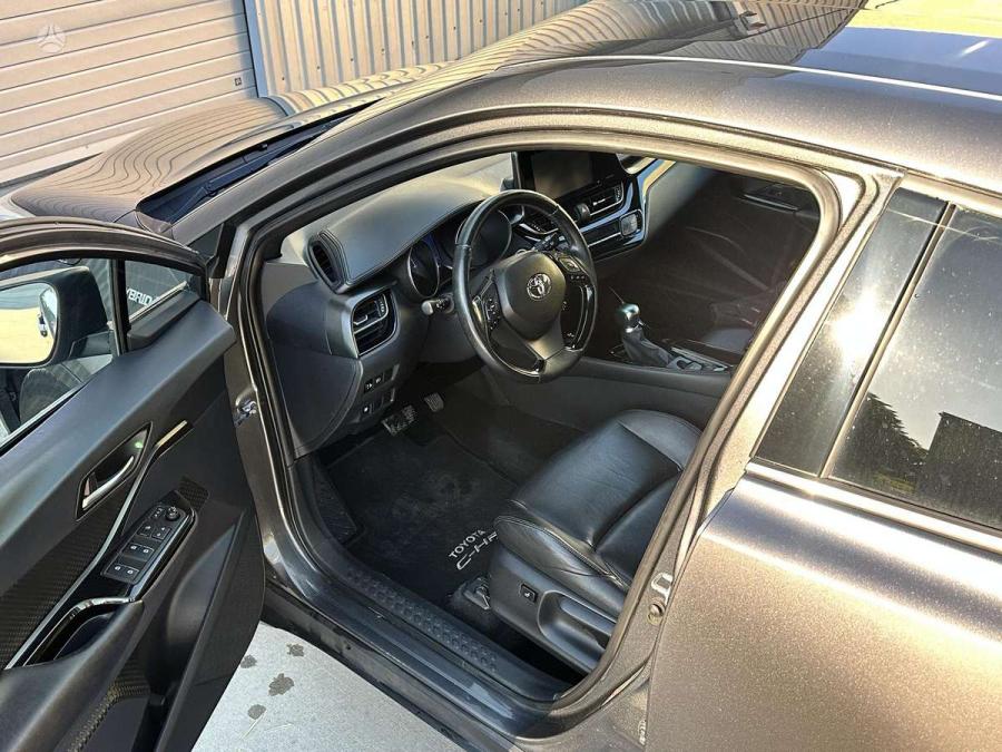 Grey Toyota C-HR 2018 in Klaipeda, with an engine capacity of 1.80 L and mileage of 140 thousand km for 17300 €, photo 29 on AUTOMOTO.COM.LV