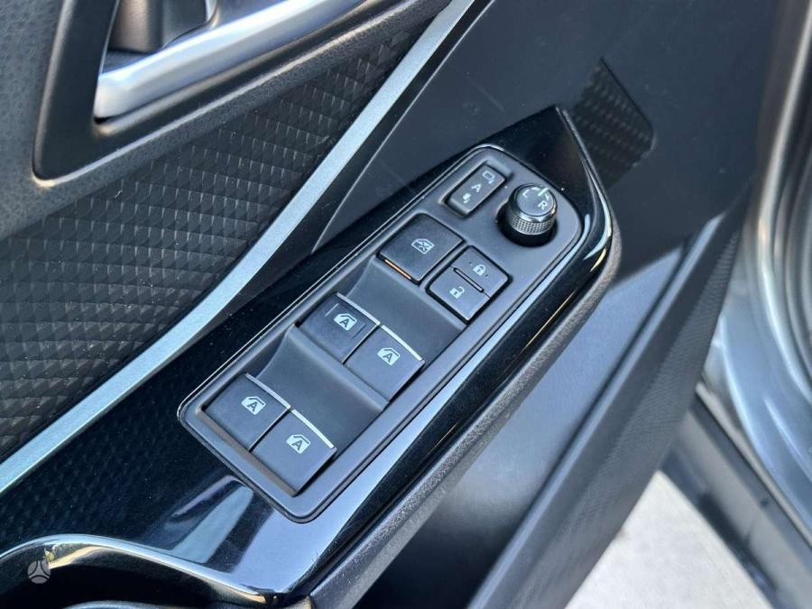 Grey Toyota C-HR 2018 in Klaipeda, with an engine capacity of 1.80 L and mileage of 140 thousand km for 17300 €, photo 39 on AUTOMOTO.COM.LV