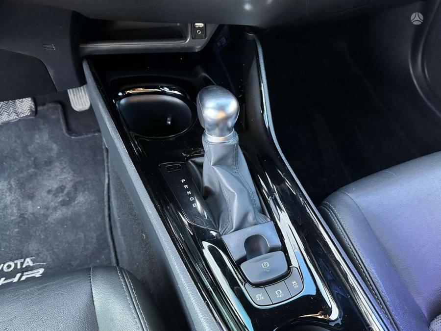 Grey Toyota C-HR 2018 in Klaipeda, with an engine capacity of 1.80 L and mileage of 140 thousand km for 17300 €, photo 40 on AUTOMOTO.COM.LV