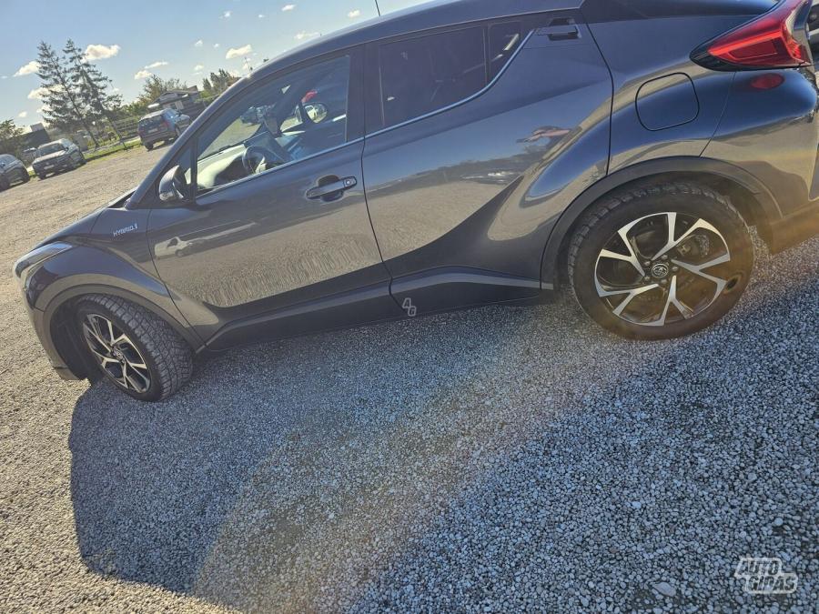 Серый Тойота C-HR 2018 в Клайпеда, объемом двигателя 1.80 л и пробегом 140 тыс. км за 15999 €, фото 8 на AUTOMOTO.COM.LV