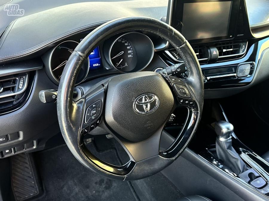 Серый Тойота C-HR 2018 в Клайпеда, объемом двигателя 1.80 л и пробегом 140 тыс. км за 15999 €, фото 13 на AUTOMOTO.COM.LV