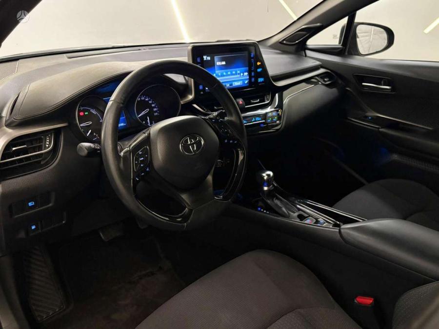 Grey Toyota C-HR 2018 in Marijampole, with an engine capacity of 1.80 L and mileage of 352 thousand km for 11950 €, photo 3 on AUTOMOTO.COM.LV