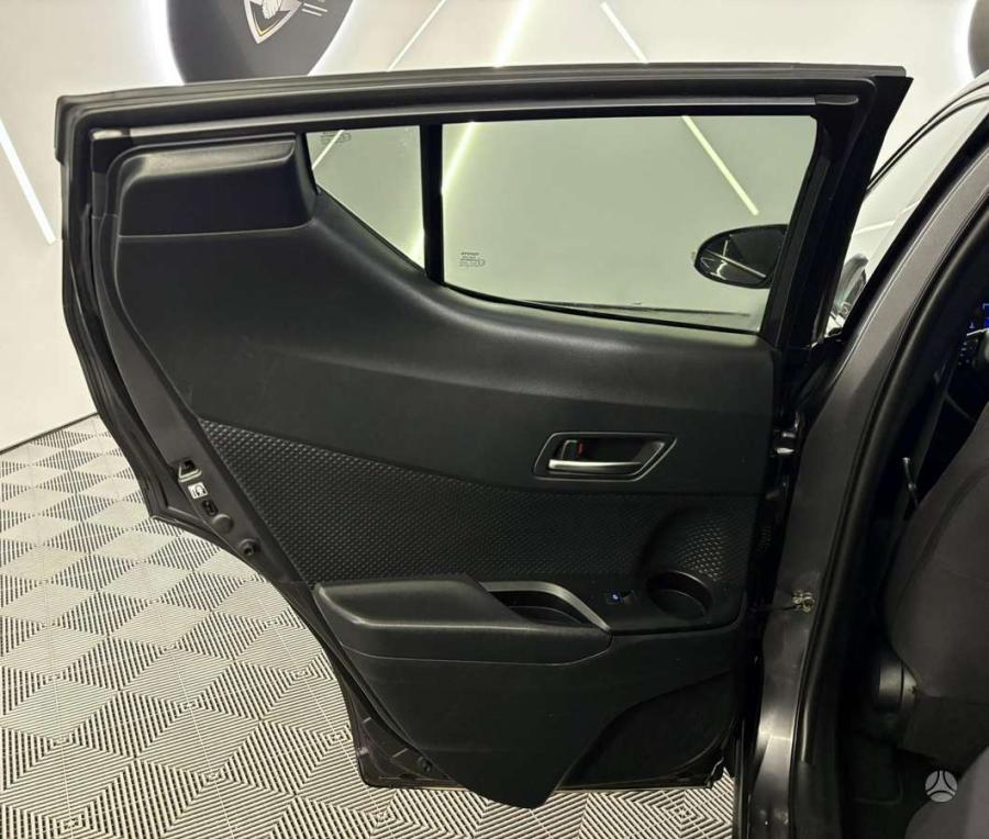 Grey Toyota C-HR 2018 in Marijampole, with an engine capacity of 1.80 L and mileage of 352 thousand km for 11950 €, photo 21 on AUTOMOTO.COM.LV