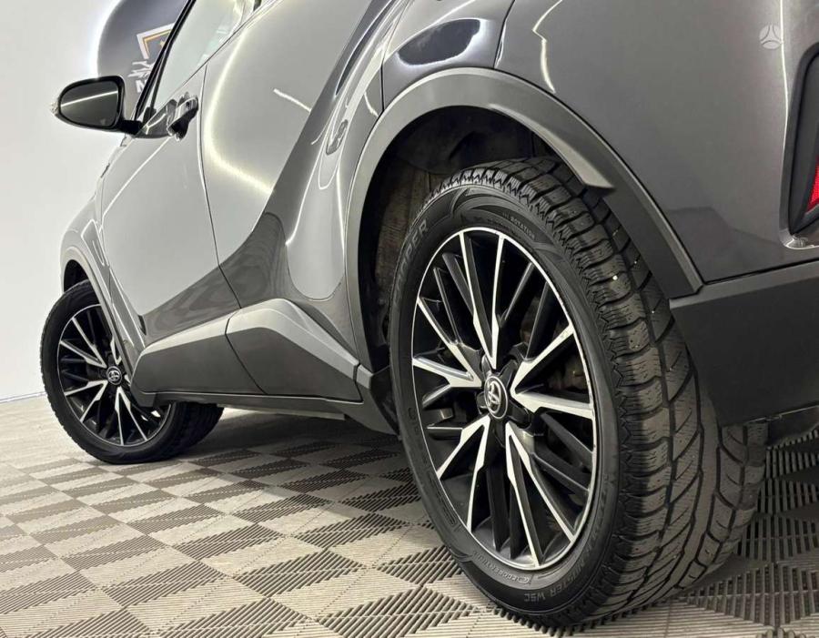 Grey Toyota C-HR 2018 in Marijampole, with an engine capacity of 1.80 L and mileage of 352 thousand km for 11950 €, photo 23 on AUTOMOTO.COM.LV