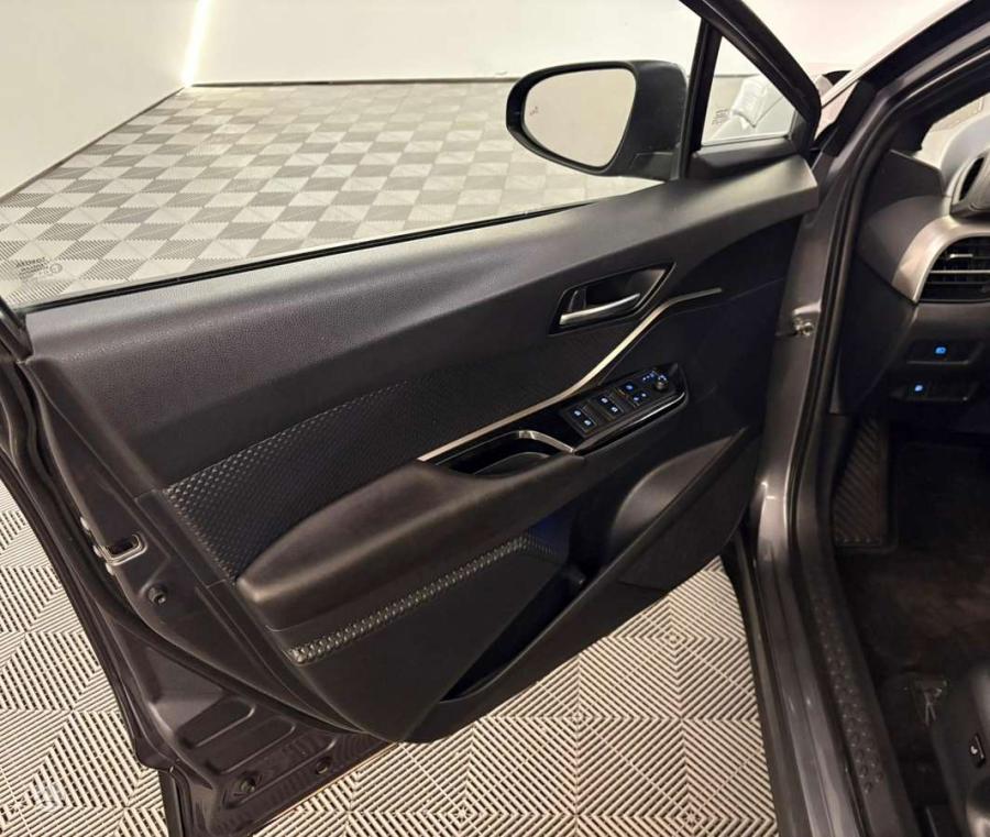 Grey Toyota C-HR 2018 in Marijampole, with an engine capacity of 1.80 L and mileage of 352 thousand km for 11950 €, photo 26 on AUTOMOTO.COM.LV