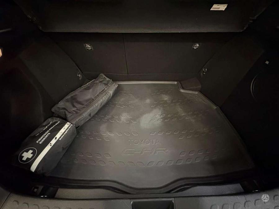 Grey Toyota C-HR 2018 in Marijampole, with an engine capacity of 1.80 L and mileage of 352 thousand km for 11950 €, photo 28 on AUTOMOTO.COM.LV