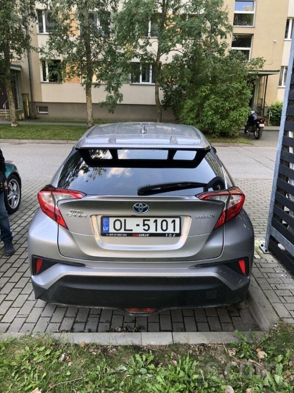 Toyota C-HR 2018 in Liepaja on AUTOMOTO.COM.LV Grey Toyota C-HR 2018 in Liepaja, with an engine capacity of 1.80 L and mileage of 110 thousand km for 15500 €, photo 3 on AUTOMOTO.COM.LV