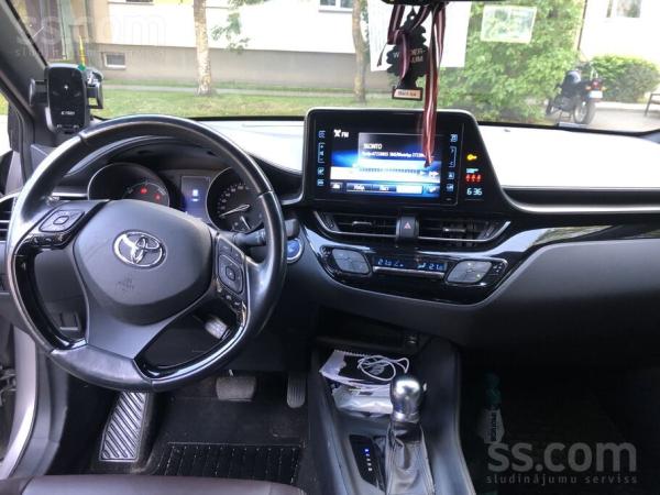 Toyota C-HR 2018 in Liepaja on AUTOMOTO.COM.LV Grey Toyota C-HR 2018 in Liepaja, with an engine capacity of 1.80 L and mileage of 110 thousand km for 15500 €, photo 8 on AUTOMOTO.COM.LV