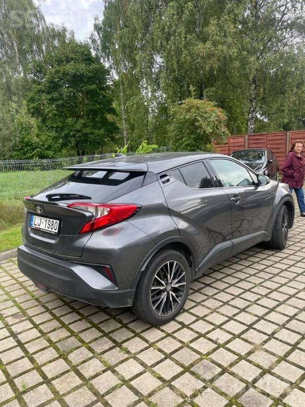 Toyota C-HR 2018 Rīga vietnē Pelēks Toyota C-HR 2018 Rīga, ar dzinēja tilpumu 1.20 L un nobraukumu 47 tūkst. km par 15000 €, foto 4 vietnē AUTOMOTO.COM.LV