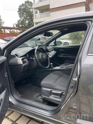 Pelēks Toyota C-HR 2018 Rīga, ar dzinēja tilpumu 1.20 L un nobraukumu 47 tūkst. km par 15000 €, foto 6 vietnē AUTOMOTO.COM.LV