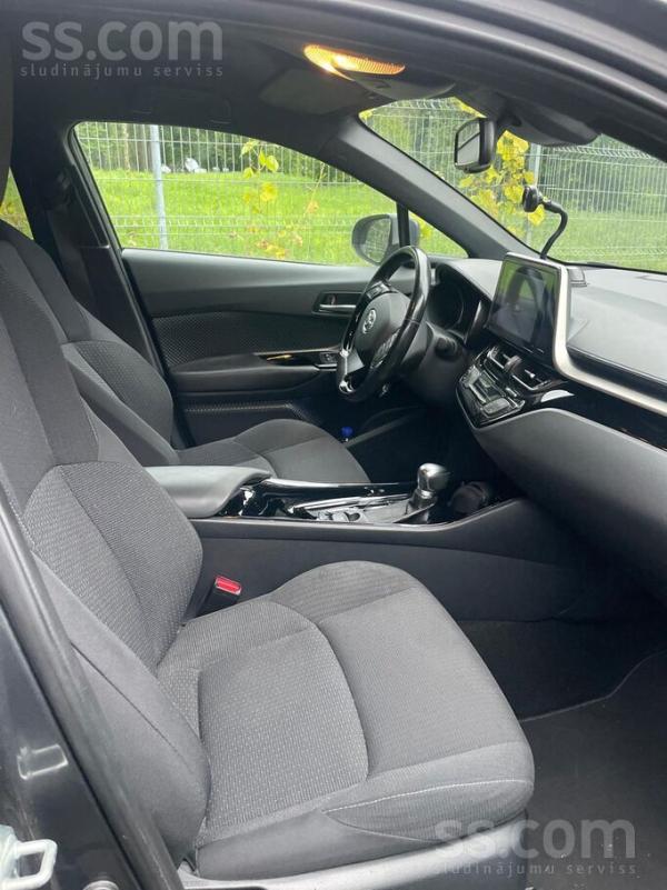 Toyota C-HR 2018 Rīga vietnē Pelēks Toyota C-HR 2018 Rīga, ar dzinēja tilpumu 1.20 L un nobraukumu 47 tūkst. km par 15000 €, foto 9 vietnē AUTOMOTO.COM.LV
