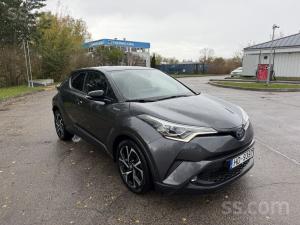 Pelēks Toyota C-HR 2018 Rīga, ar dzinēja tilpumu 1.80 L un nobraukumu 34 tūkst. km par 19900 €, foto  vietnē AUTOMOTO.COM.LV