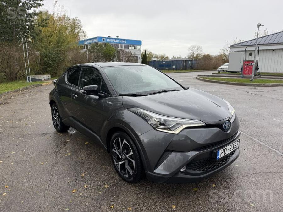 Grey Toyota C-HR 2018 in Riga, with an engine capacity of 1.80 L and mileage of 34 thousand km for 19900 €, photo 1 on AUTOMOTO.COM.LV