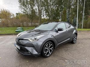 Grey Toyota C-HR 2018 in Riga, with an engine capacity of 1.80 L and mileage of 34 thousand km for 19900 €, photo 3 on AUTOMOTO.COM.LV