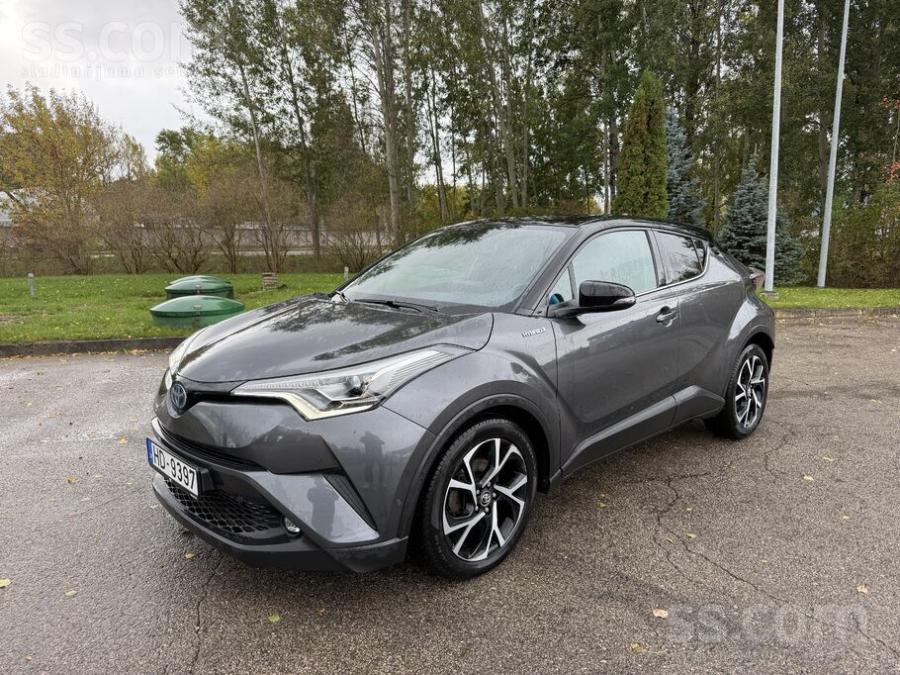 Grey Toyota C-HR 2018 in Riga, with an engine capacity of 1.80 L and mileage of 34 thousand km for 19900 €, photo 3 on AUTOMOTO.COM.LV