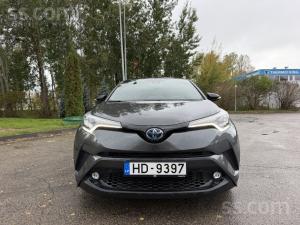 Grey Toyota C-HR 2018 in Riga, with an engine capacity of 1.80 L and mileage of 34 thousand km for 19900 €, photo 4 on AUTOMOTO.COM.LV
