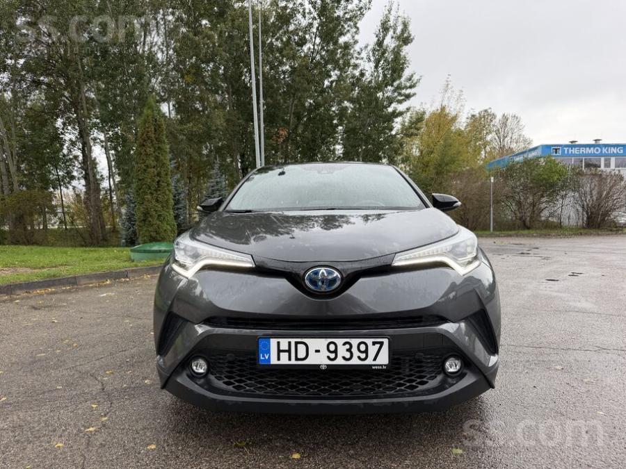 Grey Toyota C-HR 2018 in Riga, with an engine capacity of 1.80 L and mileage of 34 thousand km for 19900 €, photo 4 on AUTOMOTO.COM.LV