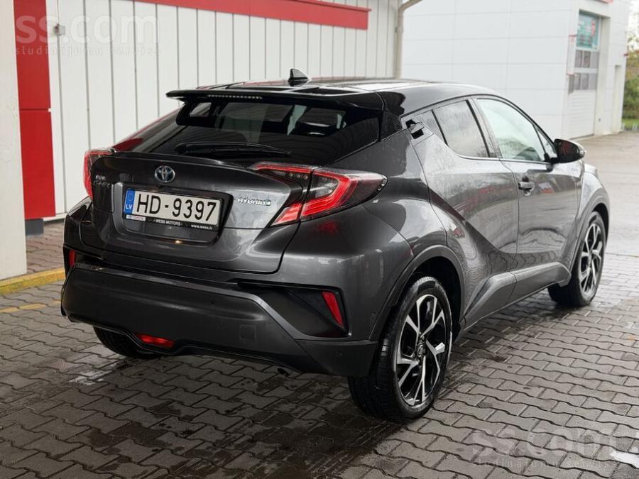 Grey Toyota C-HR 2018 in Riga, with an engine capacity of 1.80 L and mileage of 34 thousand km for 19900 €, photo 7 on AUTOMOTO.COM.LV