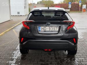 Grey Toyota C-HR 2018 in Riga, with an engine capacity of 1.80 L and mileage of 34 thousand km for 19900 €, photo 8 on AUTOMOTO.COM.LV