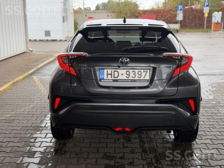Grey Toyota C-HR 2018 in Riga, with an engine capacity of 1.80 L and mileage of 34 thousand km for 19900 €, photo 8 on AUTOMOTO.COM.LV