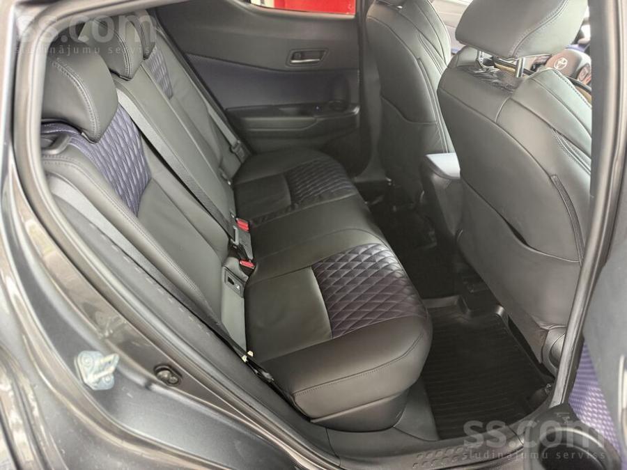 Grey Toyota C-HR 2018 in Riga, with an engine capacity of 1.80 L and mileage of 34 thousand km for 19900 €, photo 13 on AUTOMOTO.COM.LV