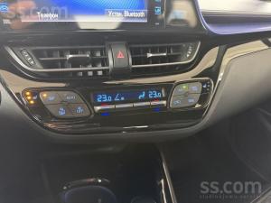 Grey Toyota C-HR 2018 in Riga, with an engine capacity of 1.80 L and mileage of 34 thousand km for 19900 €, photo 16 on AUTOMOTO.COM.LV