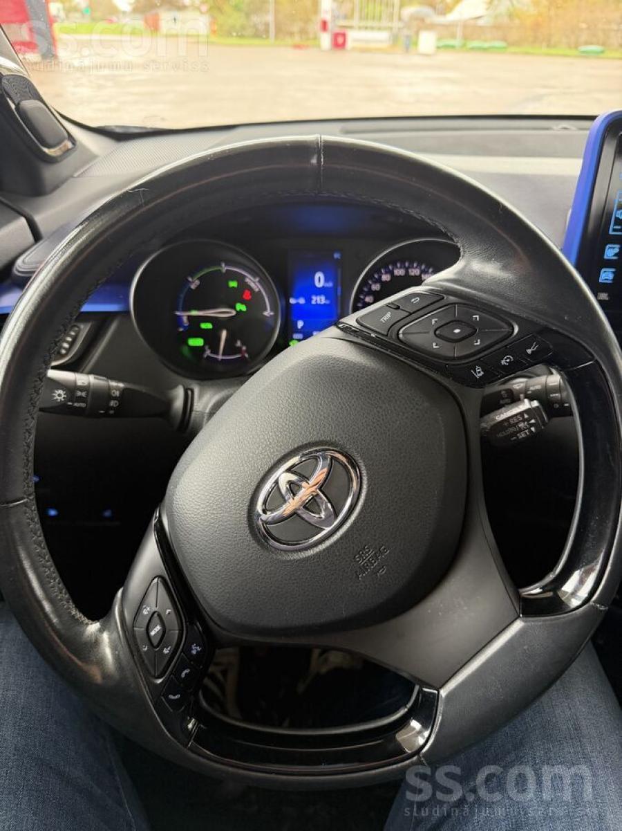 Grey Toyota C-HR 2018 in Riga, with an engine capacity of 1.80 L and mileage of 34 thousand km for 19900 €, photo 17 on AUTOMOTO.COM.LV