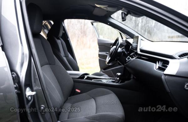Pelēks Toyota C-HR 2019 Tallina, ar dzinēja tilpumu 1.80 L un nobraukumu 52 tūkst. km par 17990 €, foto 11 vietnē AUTOMOTO.COM.LV