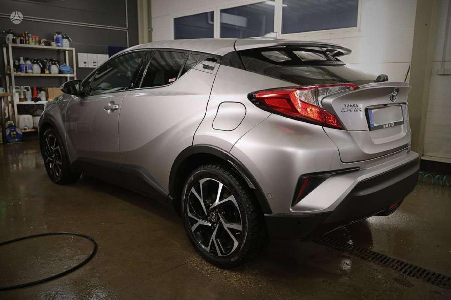 Серый Тойота C-HR 2019 в Вильнюс, объемом двигателя 1.80 л и пробегом 104 тыс. км за 18200 €, фото 4 на AUTOMOTO.COM.LV