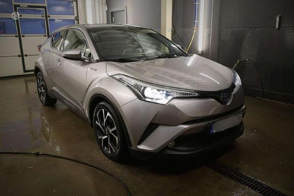 Grey Toyota C-HR 2019 in Vilnius, with an engine capacity of 1.80 L and mileage of 104 thousand km for 18200 €, photo 3 on AUTOMOTO.COM.LV