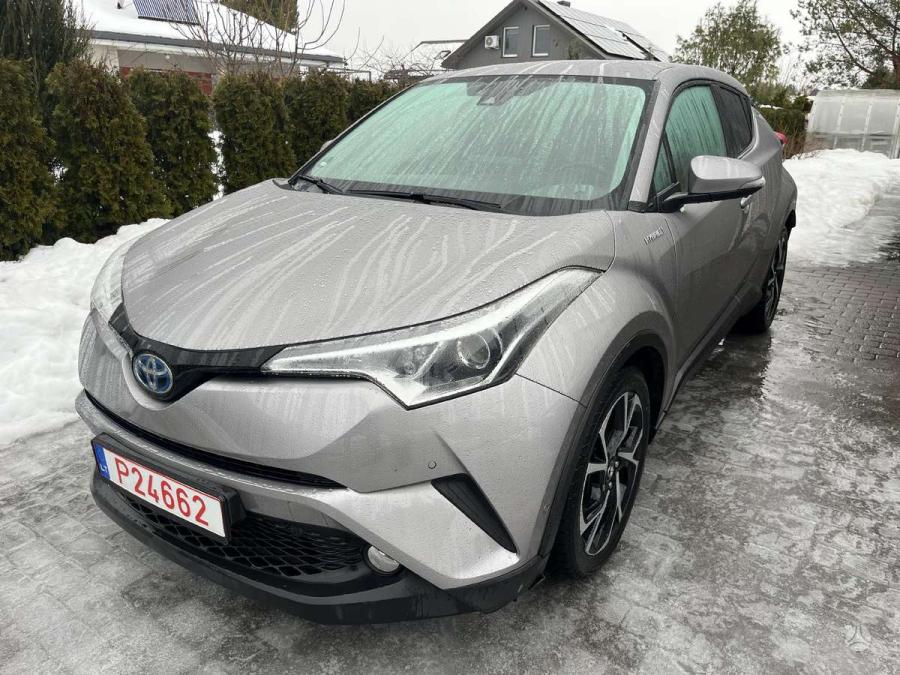 Pelēks Toyota C-HR 2019 Kauņa, ar dzinēja tilpumu 1.80 L un nobraukumu 136 tūkst. km par 12650 €, foto 1 vietnē AUTOMOTO.COM.LV