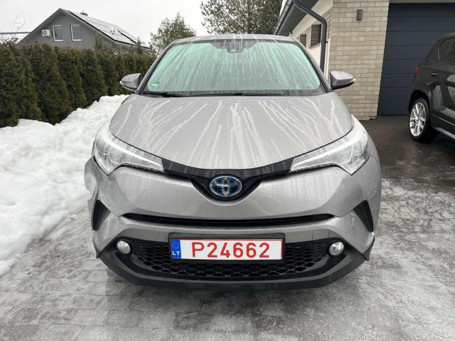 Pelēks Toyota C-HR 2019 Kauņa, ar dzinēja tilpumu 1.80 L un nobraukumu 136 tūkst. km par 12650 €, foto 2 vietnē AUTOMOTO.COM.LV