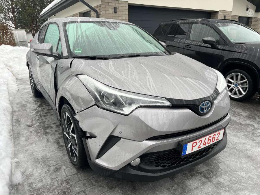 Pelēks Toyota C-HR 2019 Kauņa, ar dzinēja tilpumu 1.80 L un nobraukumu 136 tūkst. km par 12650 €, foto 3 vietnē AUTOMOTO.COM.LV