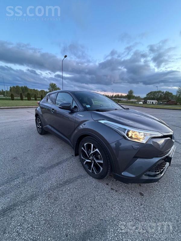 Grey Toyota C-HR 2019 in Rezekne, with an engine capacity of 1.80 L and mileage of 135 thousand km for 17000 €, photo 1 on AUTOMOTO.COM.LV