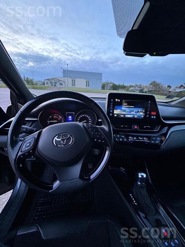 Grey Toyota C-HR 2019 in Rezekne, with an engine capacity of 1.80 L and mileage of 135 thousand km for 17000 €, photo 4 on AUTOMOTO.COM.LV
