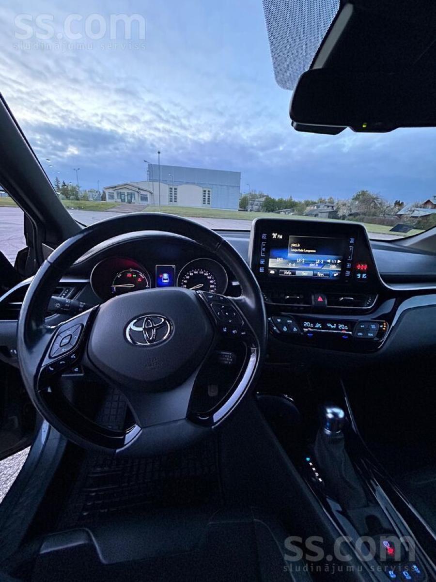 Pelēks Toyota C-HR 2019 Rēzekne, ar dzinēja tilpumu 1.80 L un nobraukumu 135 tūkst. km par 17000 €, foto 5 vietnē AUTOMOTO.COM.LV