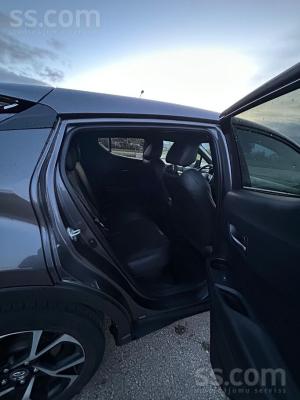 Pelēks Toyota C-HR 2019 Rēzekne, ar dzinēja tilpumu 1.80 L un nobraukumu 135 tūkst. km par 17000 €, foto 10 vietnē AUTOMOTO.COM.LV