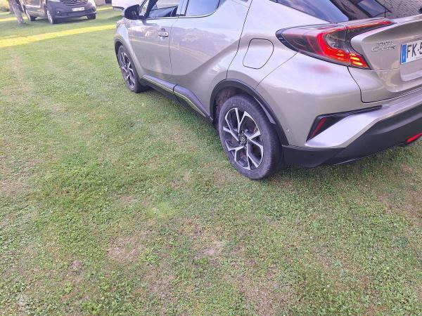 Серый Тойота C-HR 2019 в Аникщяй, объемом двигателя 1.80 л и пробегом 115 тыс. км за 15799 €, фото 4 на AUTOMOTO.COM.LV