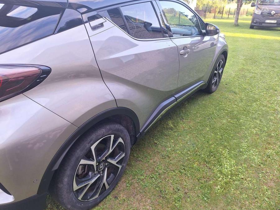 Grey Toyota C-HR 2019 in Anyksciai, with an engine capacity of 1.80 L and mileage of 115 thousand km for 15799 €, photo 8 on AUTOMOTO.COM.LV